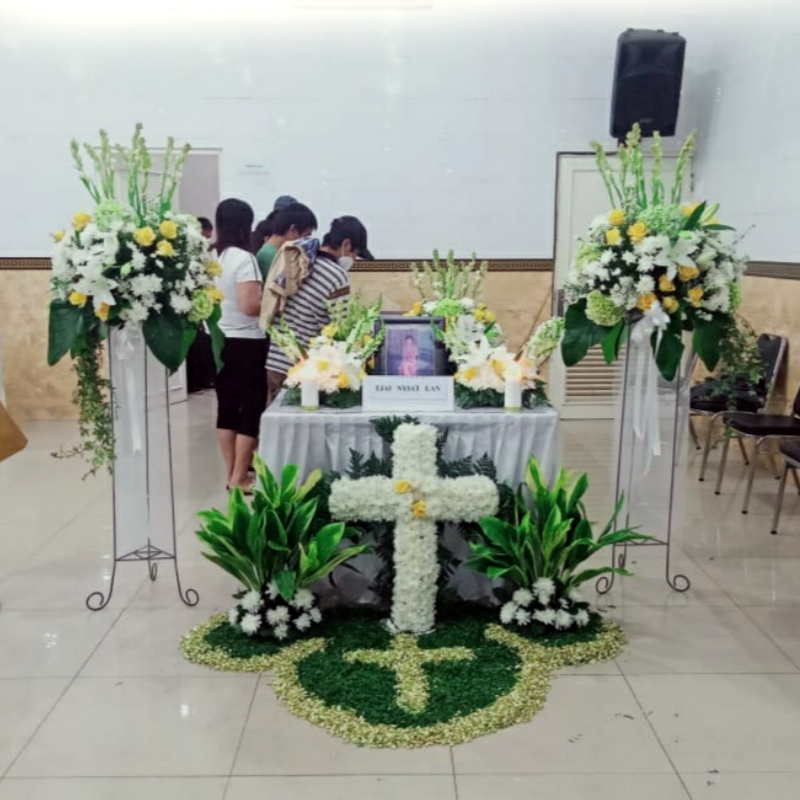 Bunga salib dan 2 standing flower- Naqie Florist